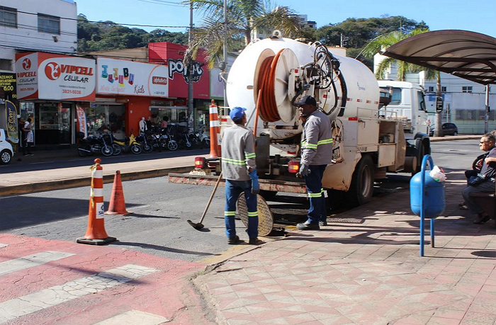Saae De Itabira Realiza Limpeza Da Rede Coletora De Esgoto Com