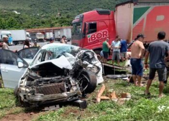 Acidente grave entre carros e caminhão deixa um morto e três feridos na BR-381 - Itabira Online